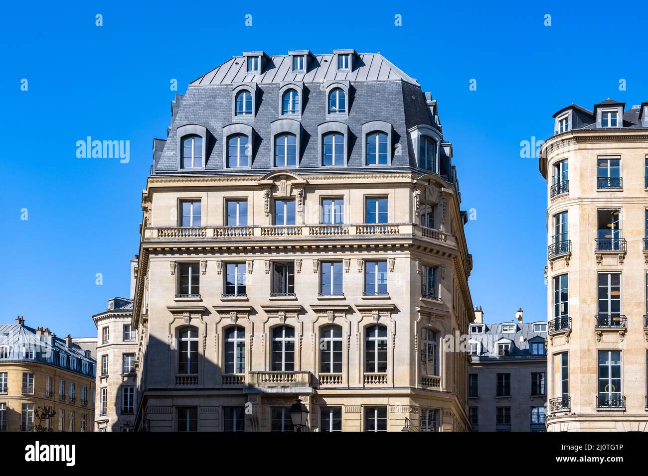 Paris, beautiful buildings, near the Palais-Royal, in the 2e ...
