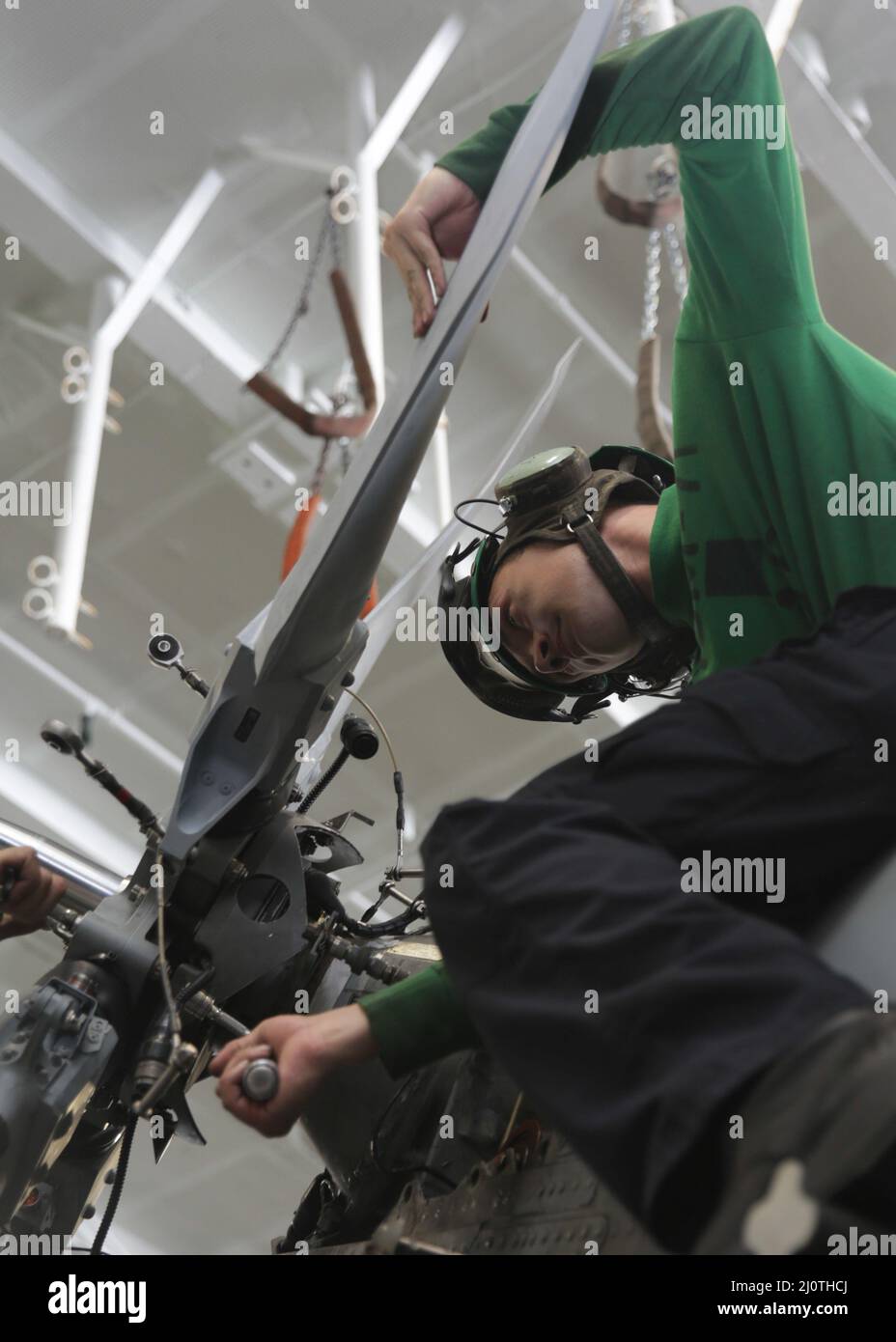 SOUTH CHINA SEA (Jan. 26, 2022) Aviation Machinist’s Mate 3rd Class ...