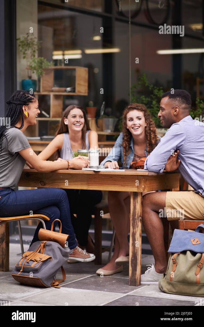 Friends cafe outside hi-res stock photography and images - Alamy