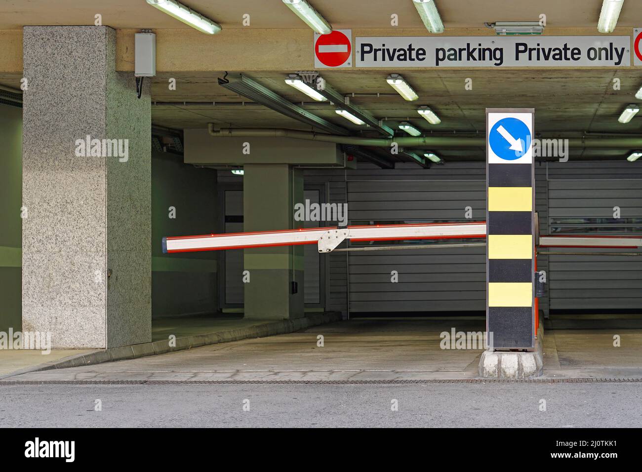 Entrance to gated private parking garage only sign Stock Photo - Alamy
