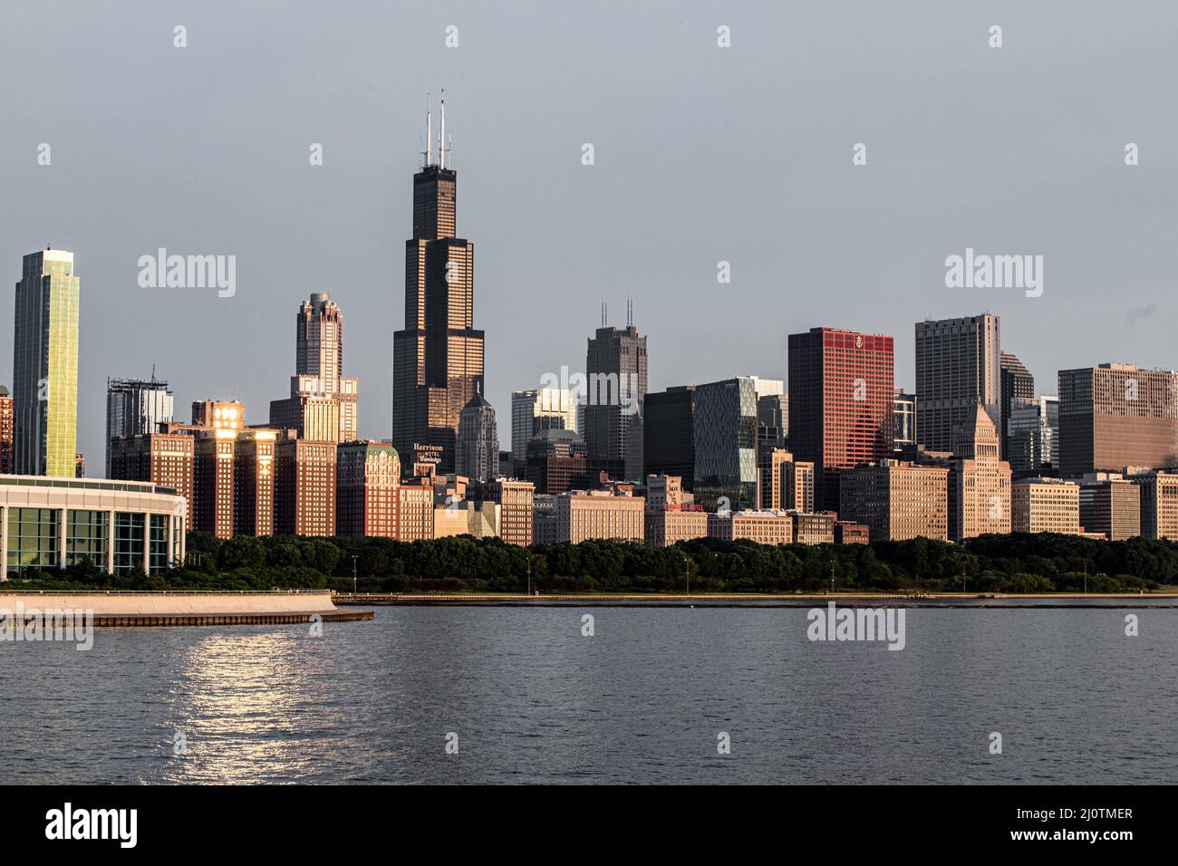 Lakefront high rise building hi-res stock photography and images - Alamy