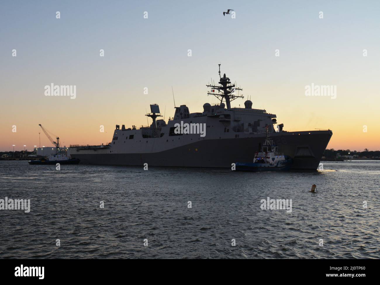 PASCAGOULA, Miss. - The future USS Fort Lauderdale (LPD 28) departed ...