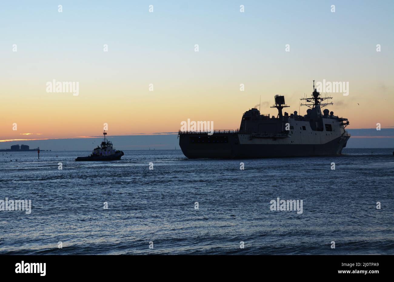 PASCAGOULA, Miss. - The future USS Fort Lauderdale (LPD 28) departed ...