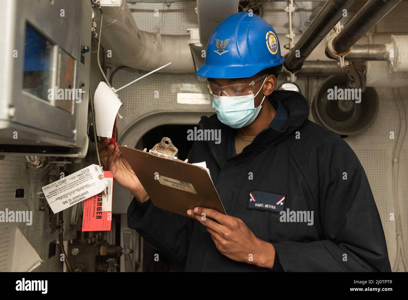 U.S. Navy MachinistÕs Mate 3rd Class Ramel Bethea, from Washington D.C ...