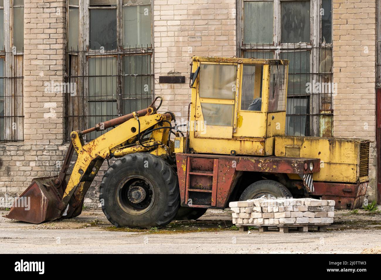 Old yellow broken bulldozer Stock Photo - Alamy