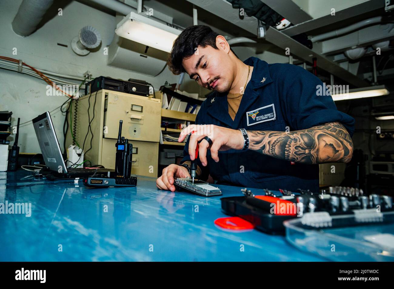 220127-N-SS900-1021 PHILIPPINE SEA (Jan. 27, 2022) Electronics ...