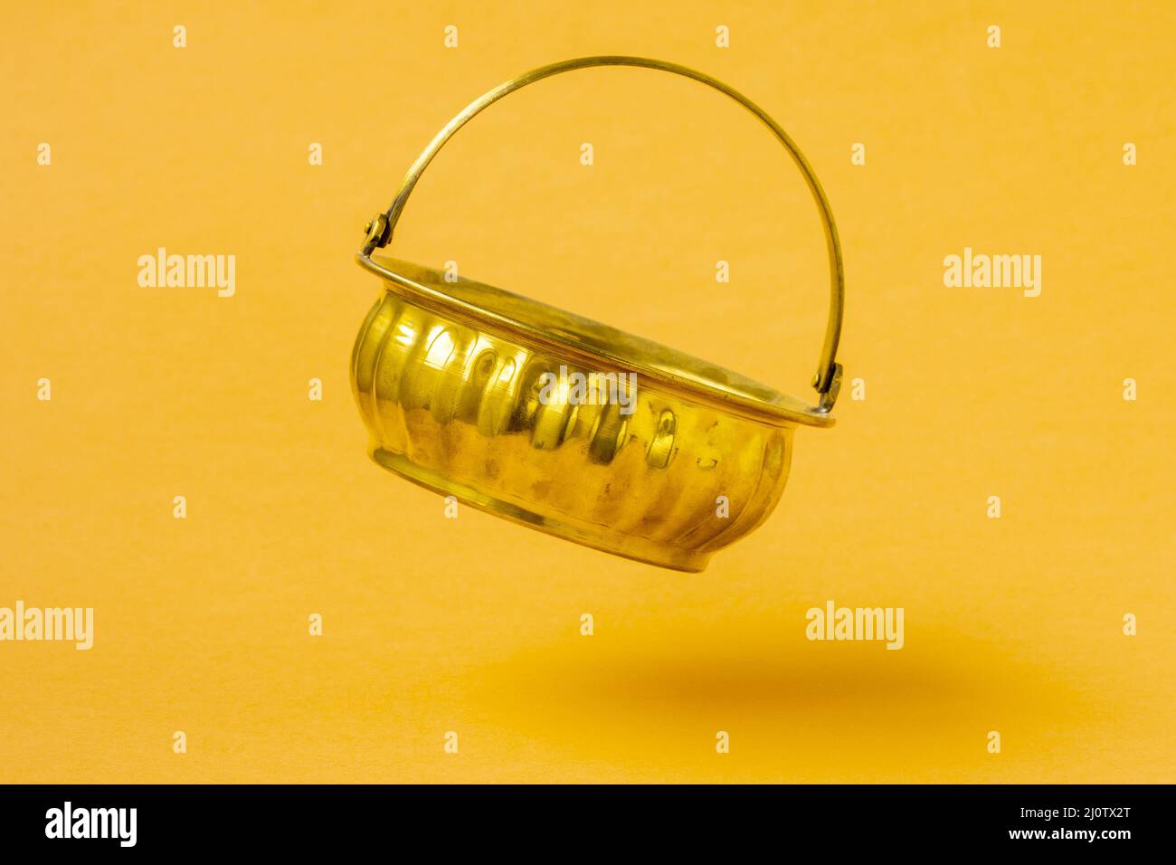 Empty money pot hi-res stock photography and images - Alamy