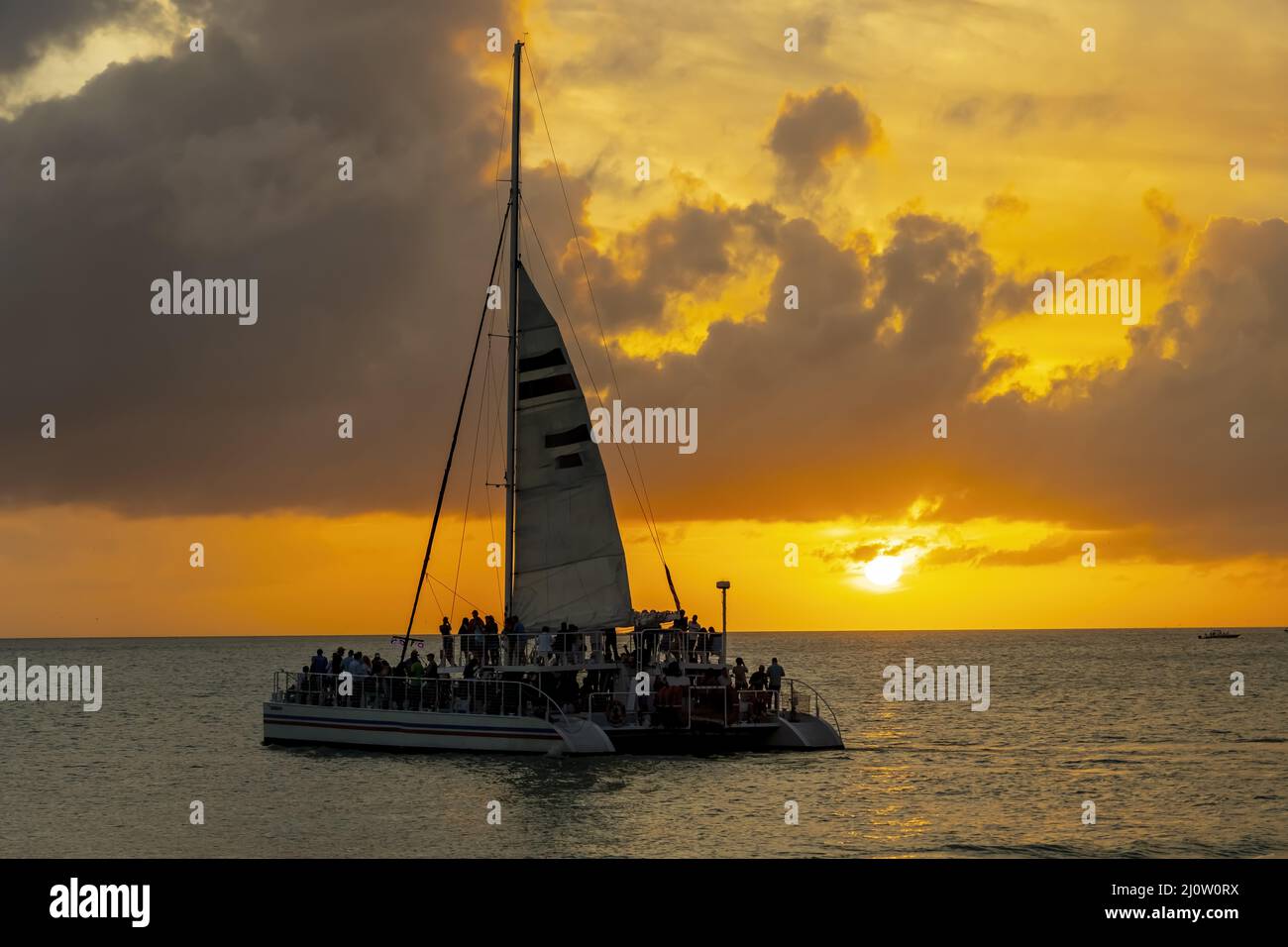 The Sun Sets On The Atlantic Ocean In The Florida Keys Stock Photo - Alamy