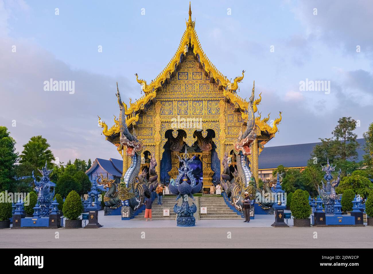 Blue Temple Chiang Rai Thailand, Rong Sua Ten temple ,,Chiang Rai Blue ...