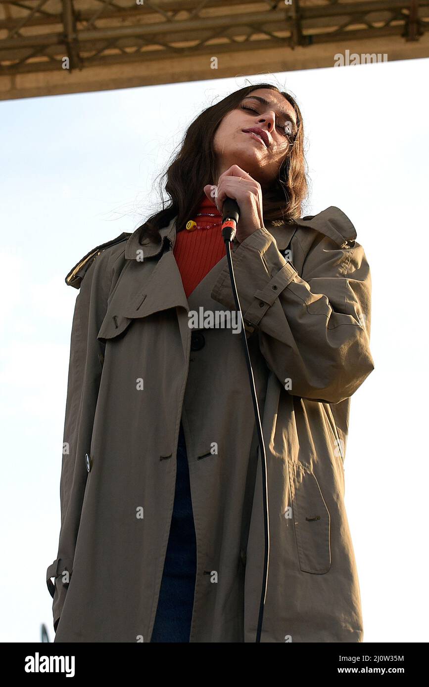 Singer gaia hi-res stock photography and images - Alamy