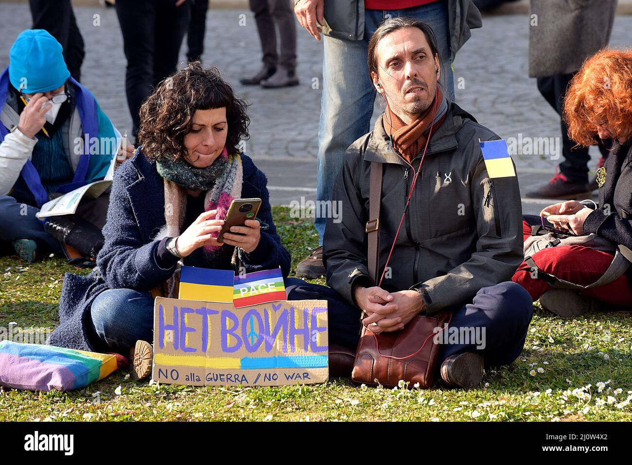 People wearing signs hi-res stock photography and images - Alamy