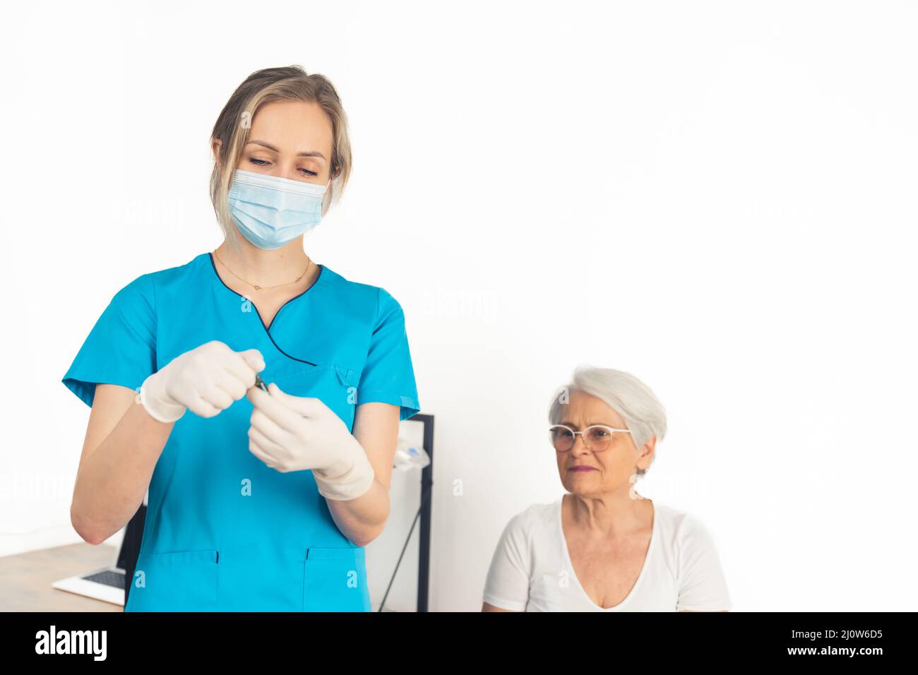 Doctor prepares vaccine hi-res stock photography and images - Alamy