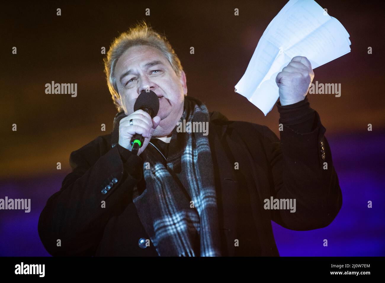 Comedian stage attack hi-res stock photography and images - Alamy