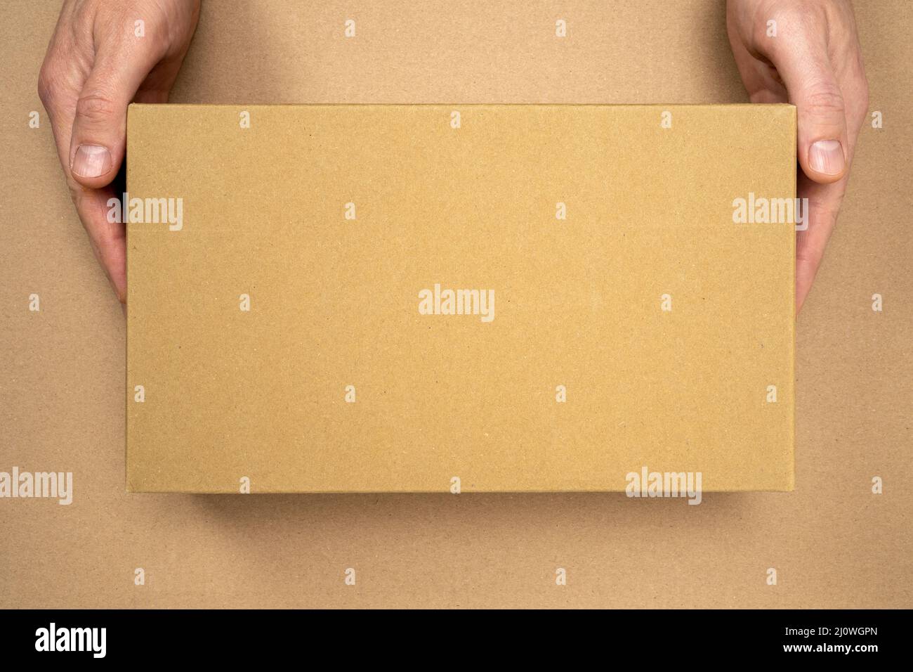 Hands postal cardboard box hi-res stock photography and images - Alamy