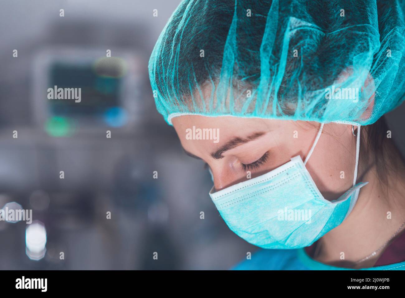 Female surgeon in operating theater Stock Photo - Alamy
