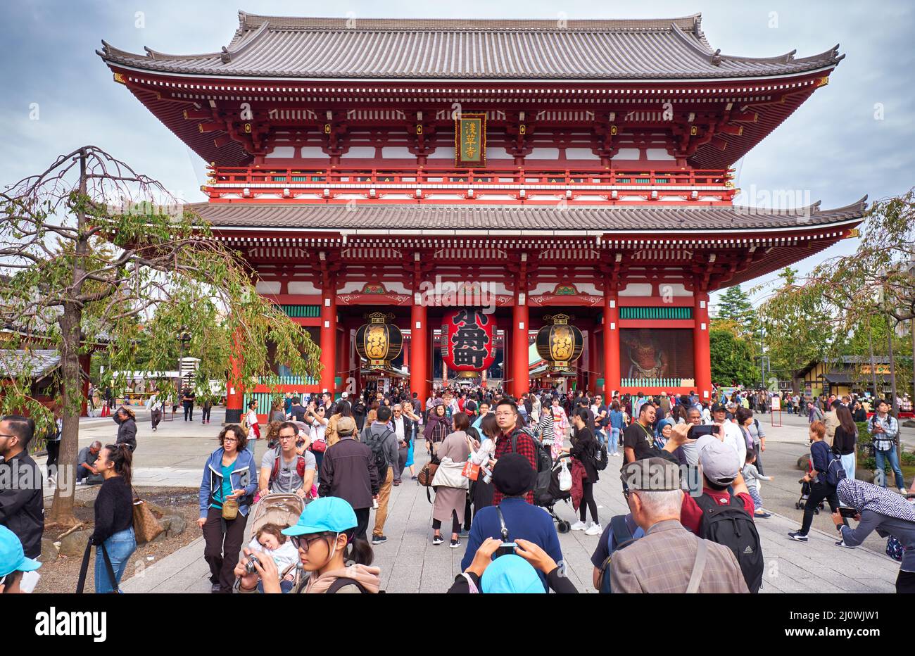 Temple courtyard gate hi-res stock photography and images - Alamy