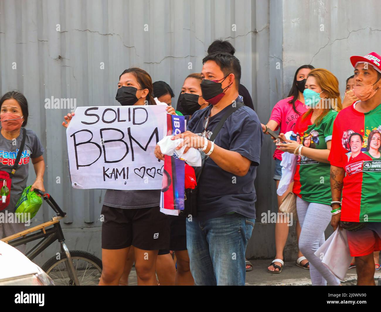 Avid supporters of former senator Bongbong Marcos Jr. hold their ...