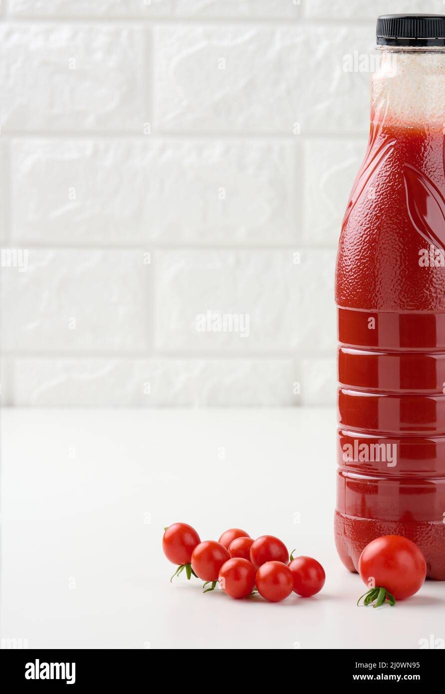 Plastic tomato ketchup bottle hi-res stock photography and images - Alamy