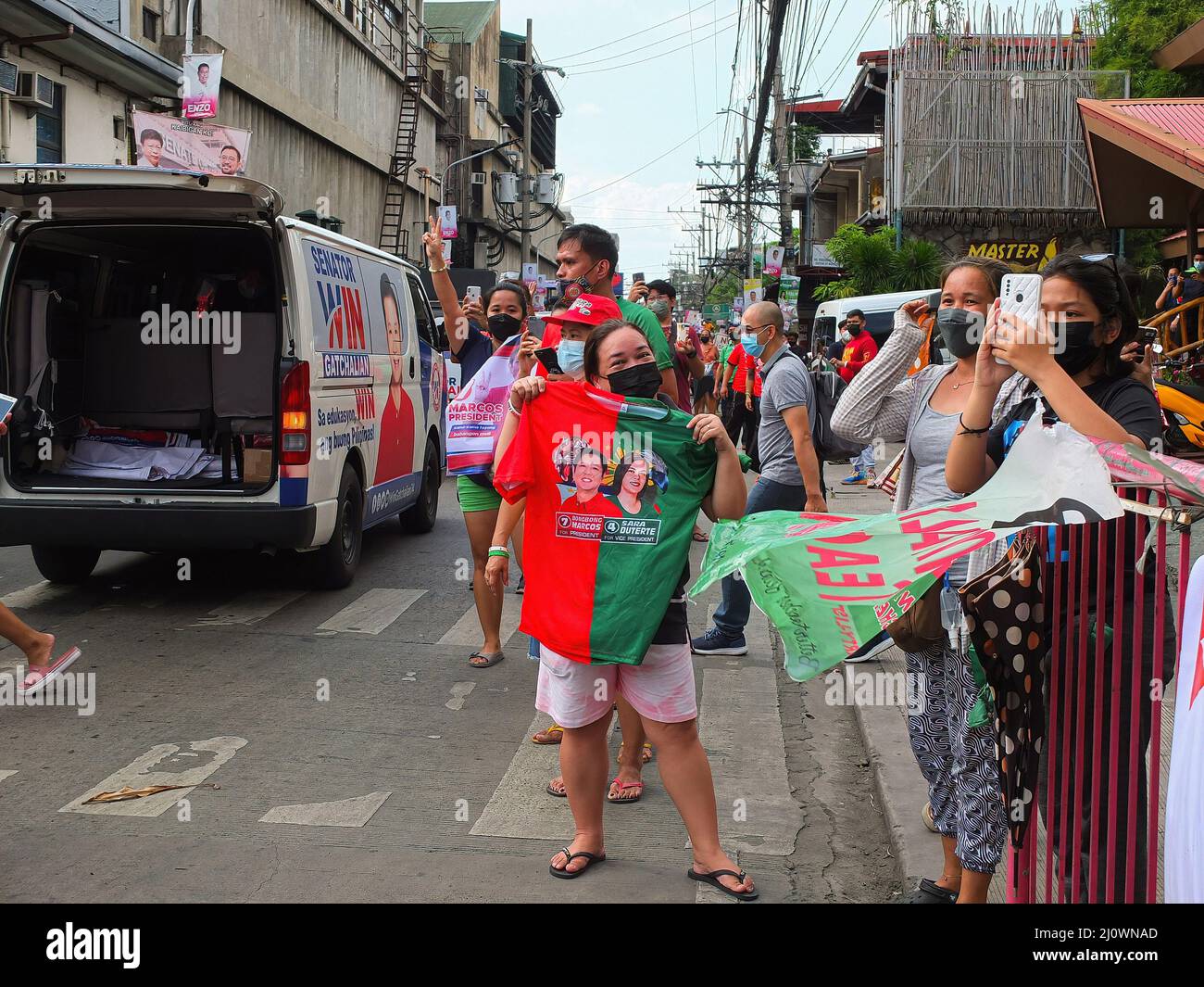 Philippines. 20th Mar, 2022. A UniTeam's supporter showing her campaign ...
