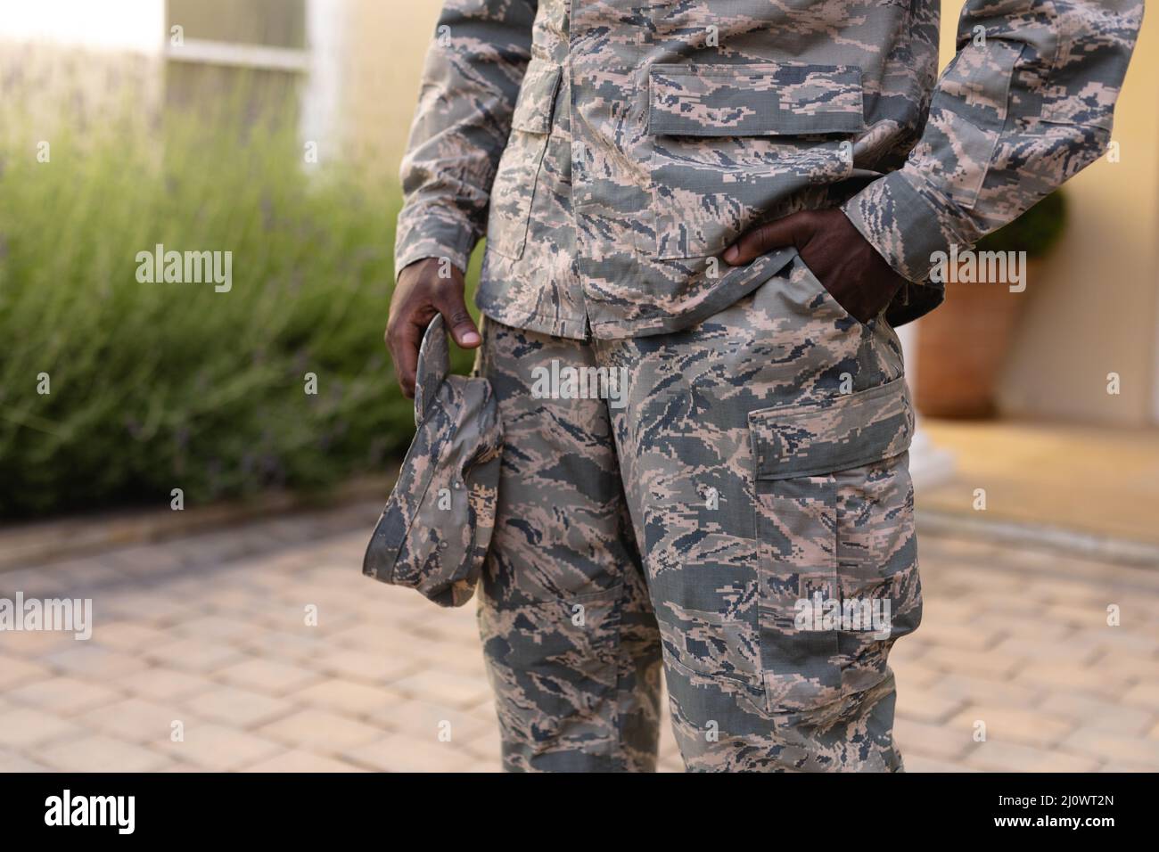 African soldier standing hi-res stock photography and images - Alamy