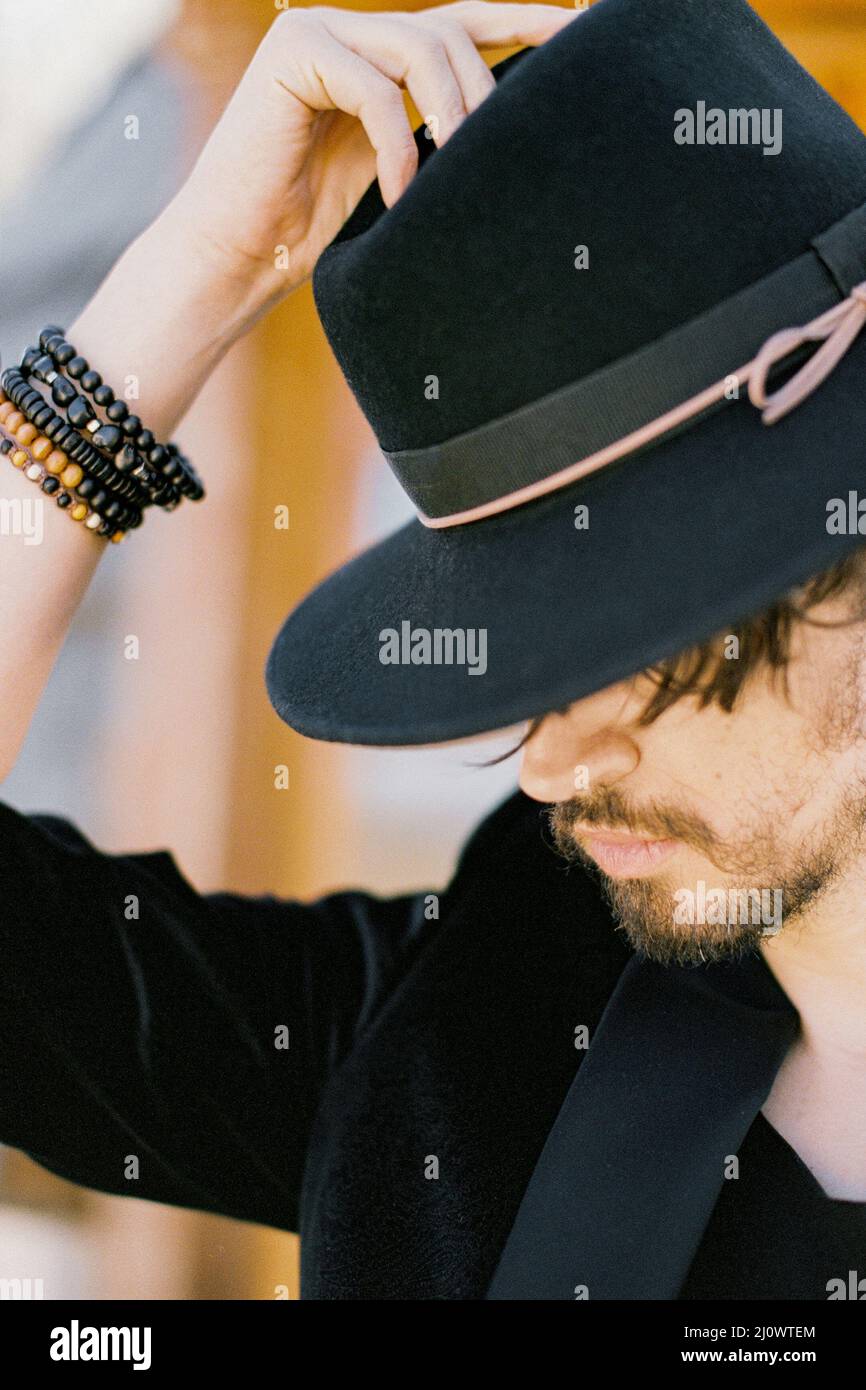 Putting a hat hi-res stock photography and images - Alamy