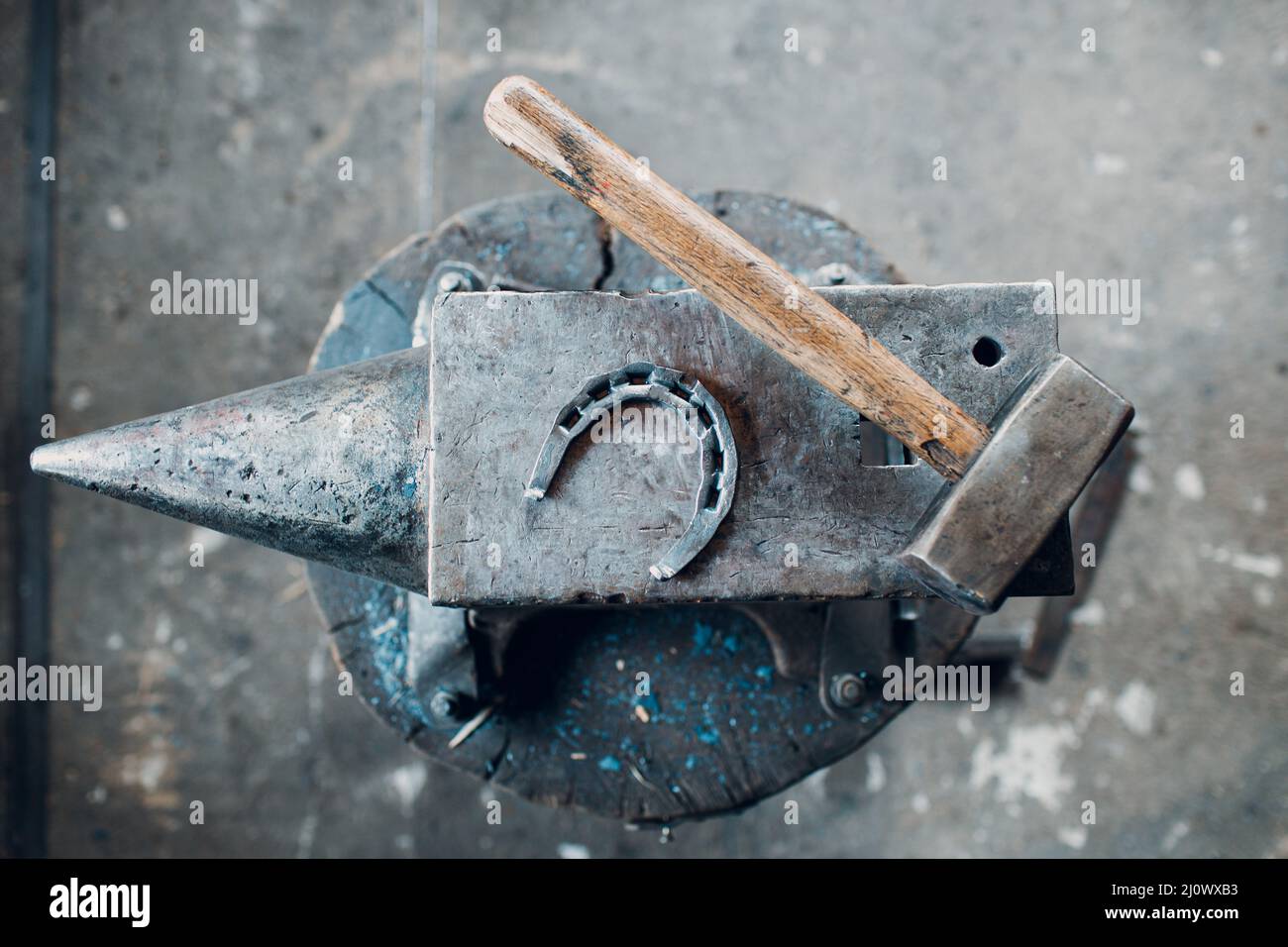 Hammer on an anvil hi-res stock photography and images - Alamy