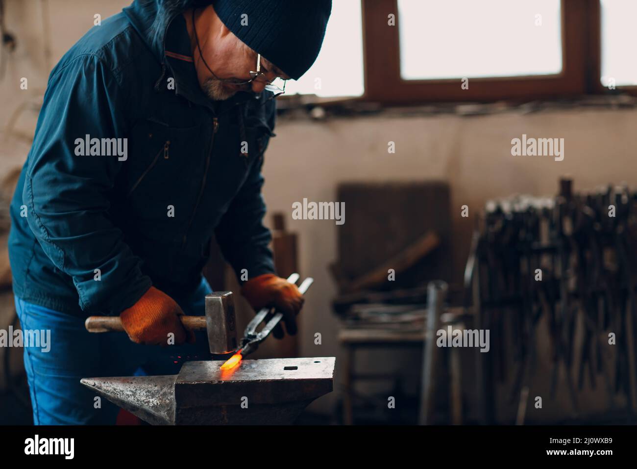 Anvil sparks hi-res stock photography and images - Alamy