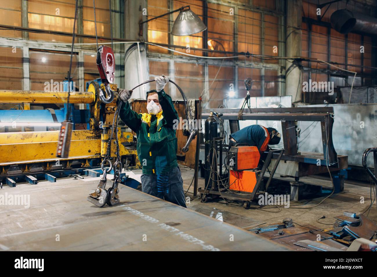 Worker lift metal sheet with crane chain hoist with remote controller ...