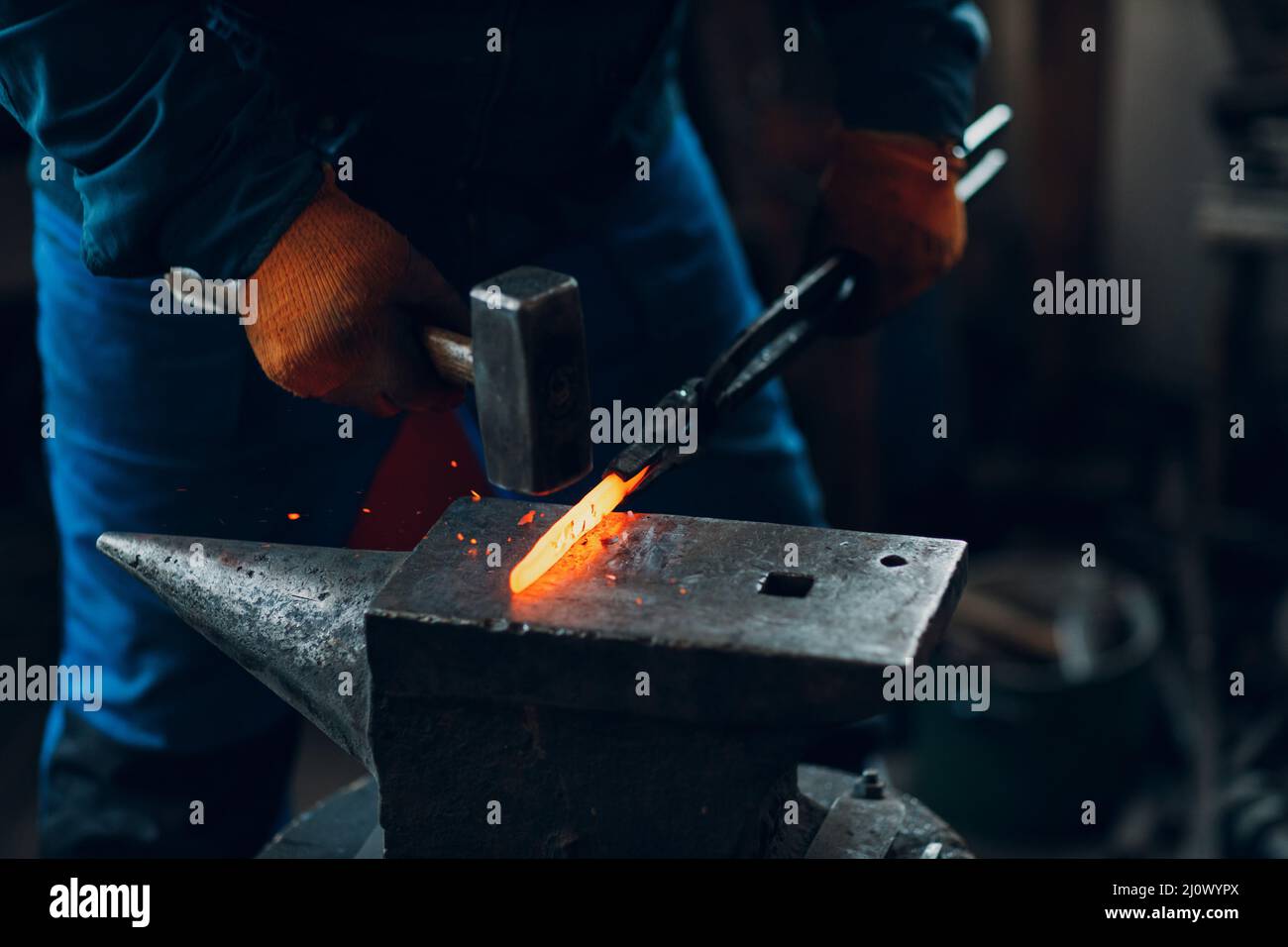 Anvil sparks hi-res stock photography and images - Alamy