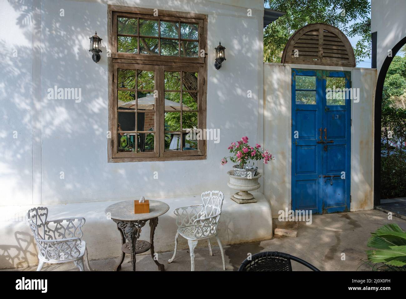 White cafe with blue door, greek cafe restaurant Stock Photo - Alamy