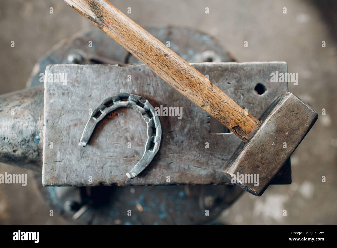 Overhead hammer hi-res stock photography and images - Alamy