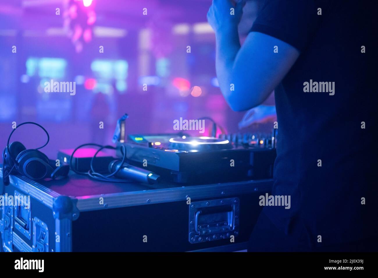 Dj hands close up close up turntable hi-res stock photography and ...