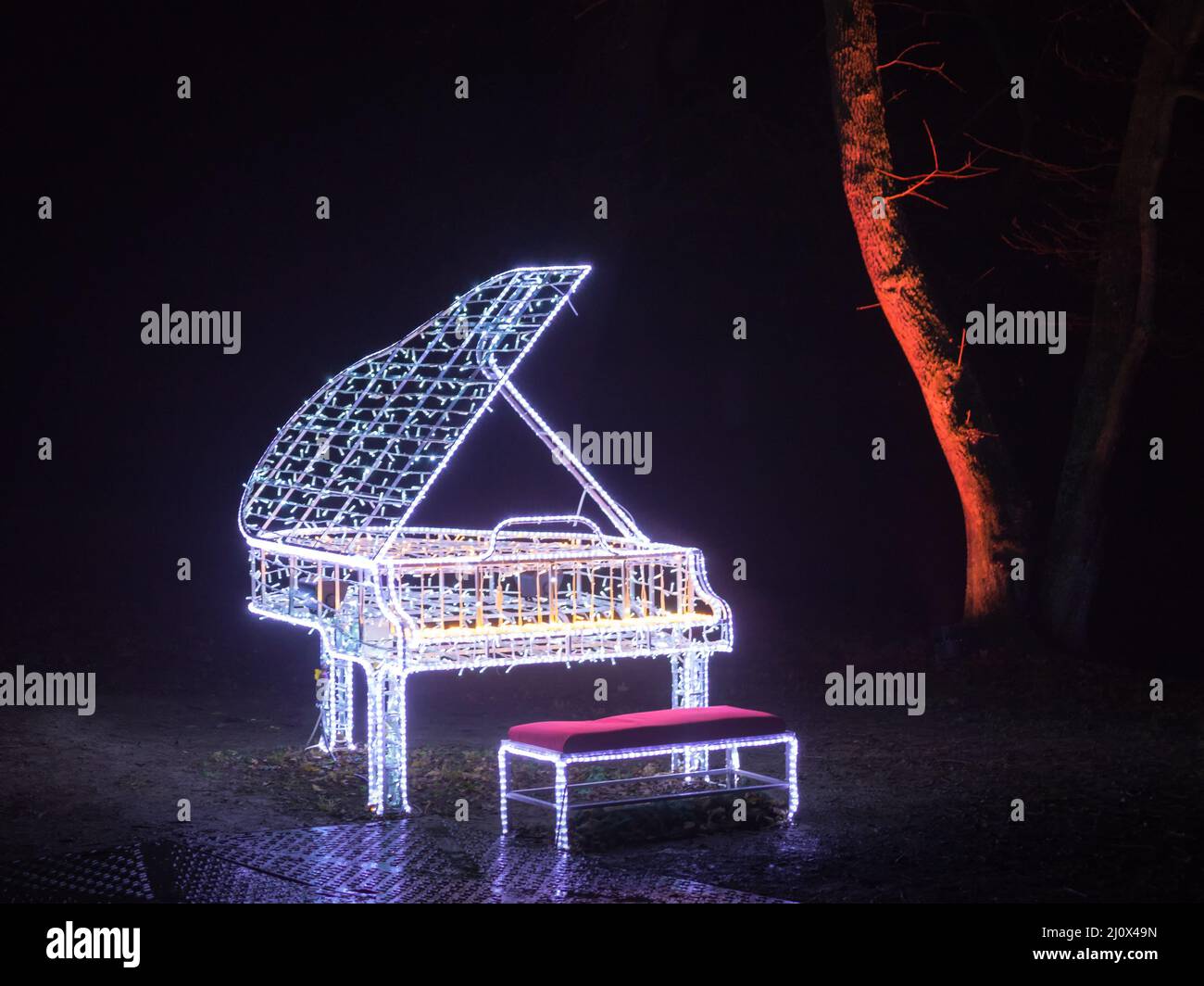 Piano lights hi-res stock photography and images - Alamy