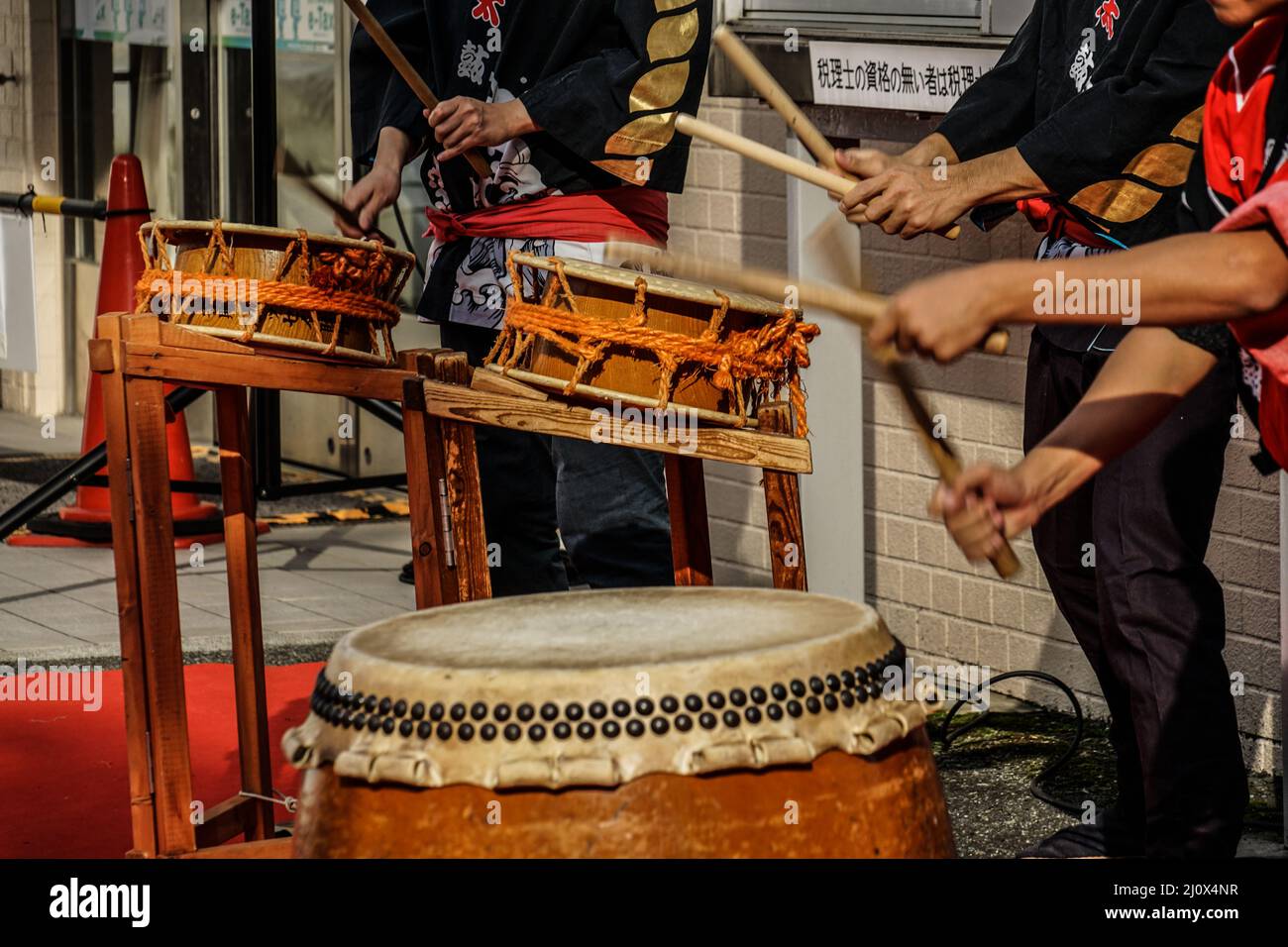 Images of children that hit the taiko Stock Photo - Alamy