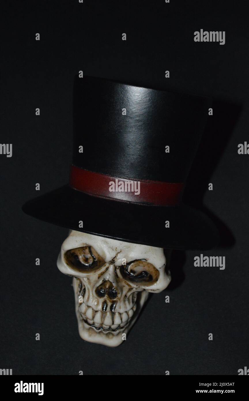 Skeleton wearing black top hat hi-res stock photography and images - Alamy