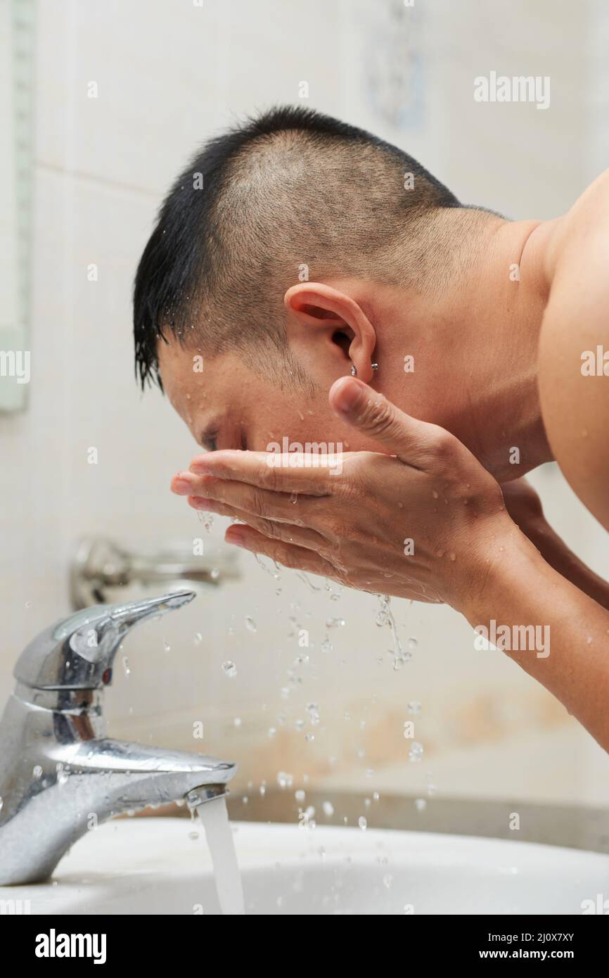 Man rinsing face hi-res stock photography and images - Alamy