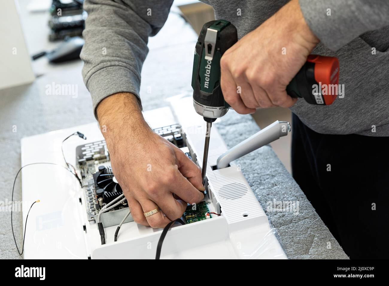 Monoblock assembly plant hi-res stock photography and images - Alamy
