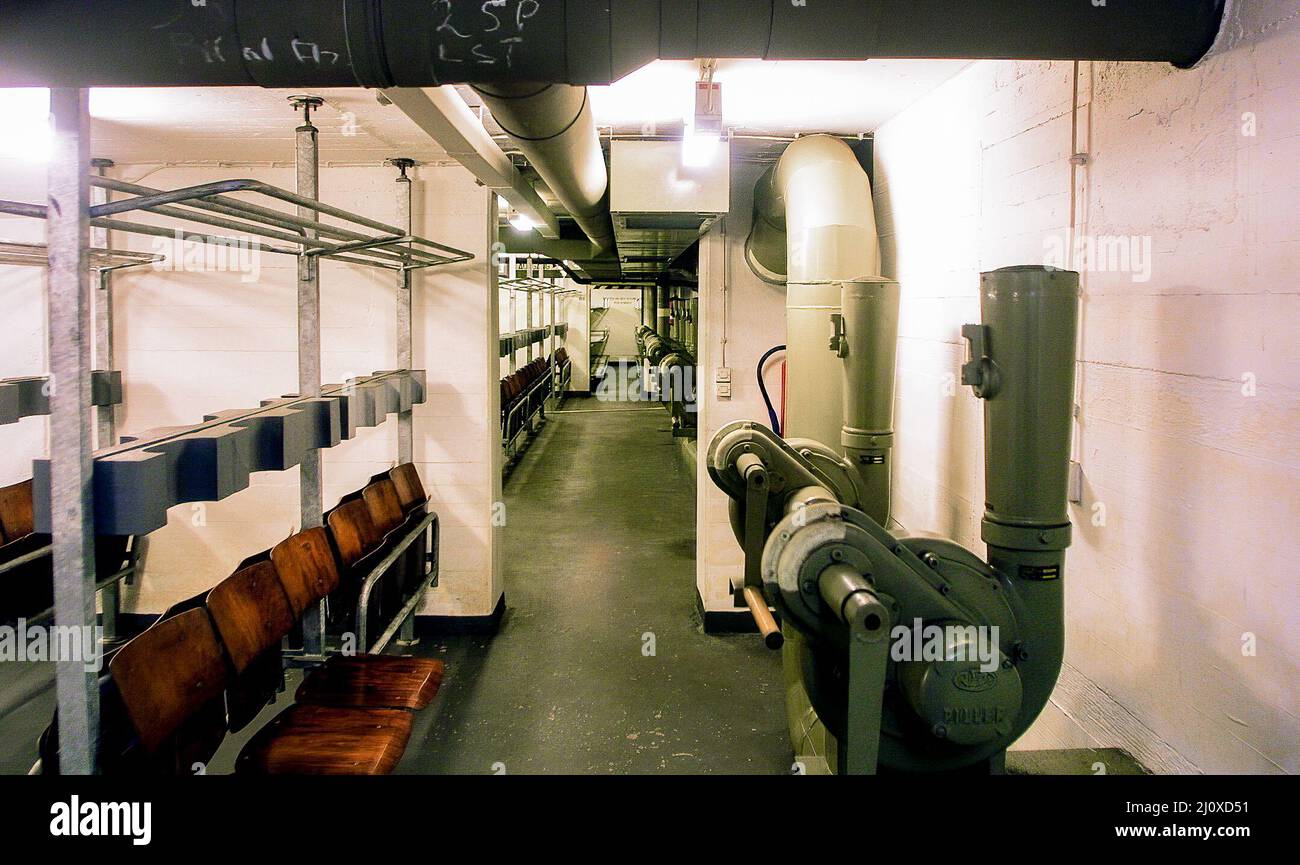 Hamburg, Germany. 09th Nov, 2001. Manual ventilators are on standby in ...