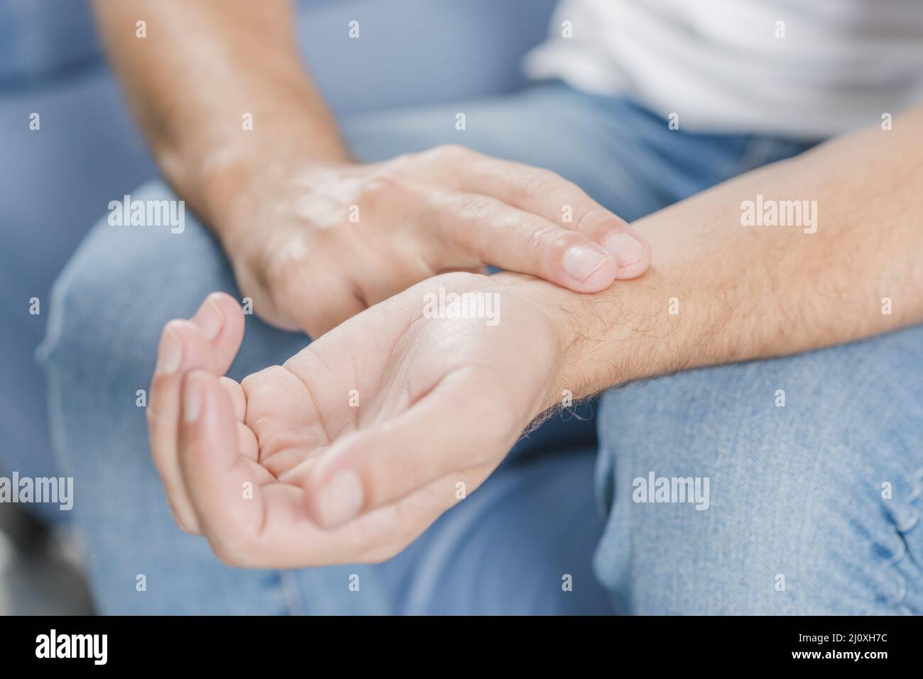 Puls fuehlen hi-res stock photography and images - Alamy