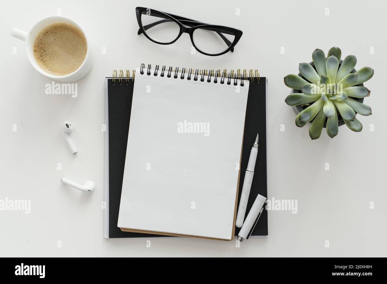 Empty notepad hi-res stock photography and images - Alamy