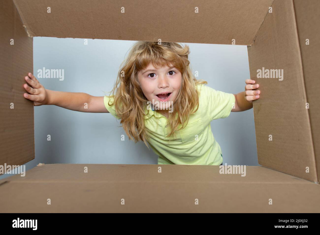 Happy kids inside cardboard box hi-res stock photography and images - Alamy