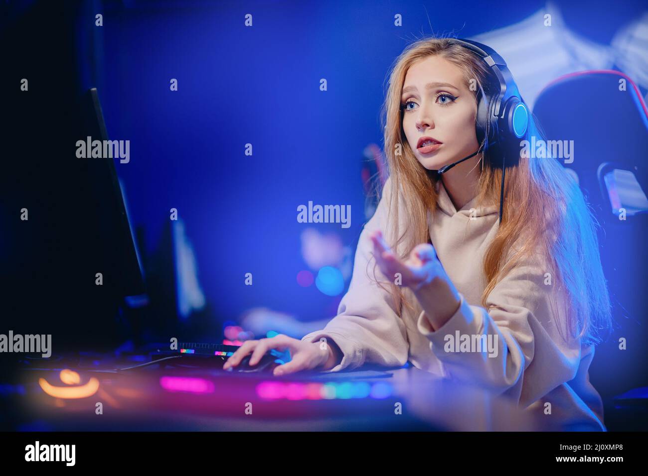 Streamer caucasian woman fail losing play gamer playing online video ...