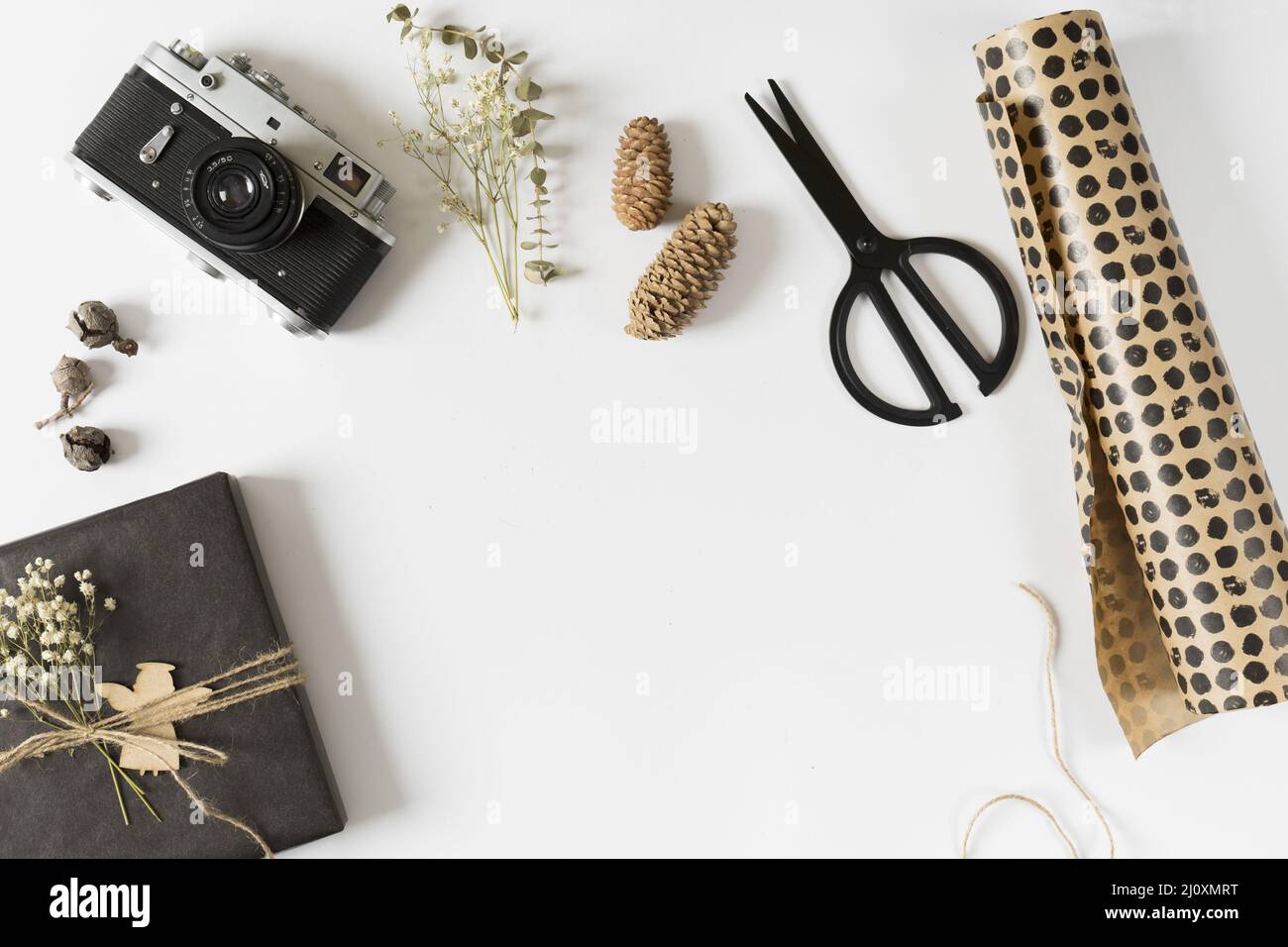 Wrapping table hi-res stock photography and images - Alamy