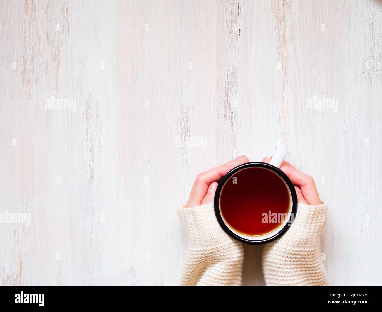 Hands holding mug hi-res stock photography and images - Alamy