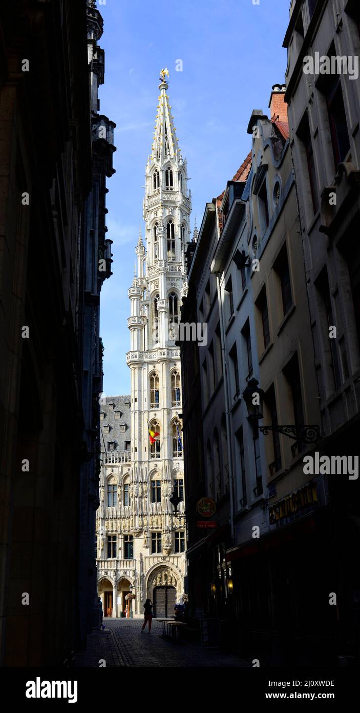 The iconic Medieval town hall building in the Grand Place in Brussels ...