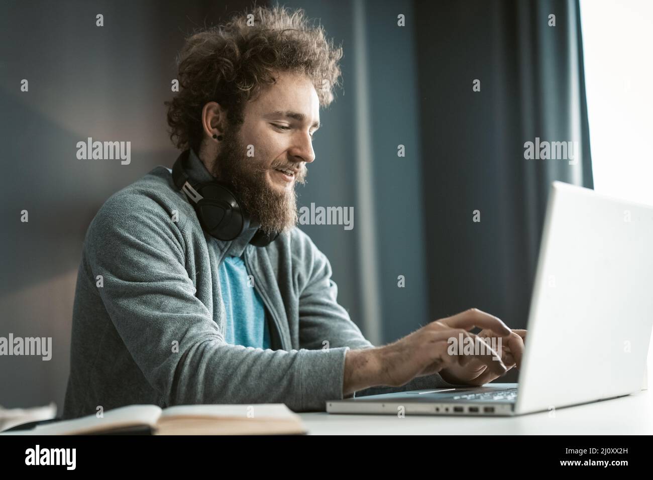 Sitting at your desk office hi-res stock photography and images - Alamy