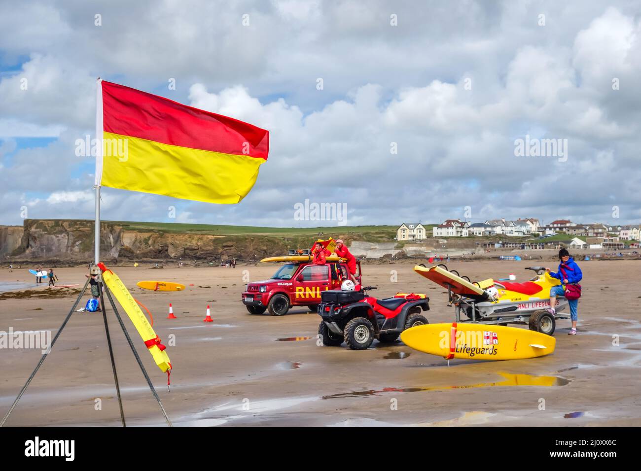 Cornwall lifeguards rnli hi-res stock photography and images - Alamy