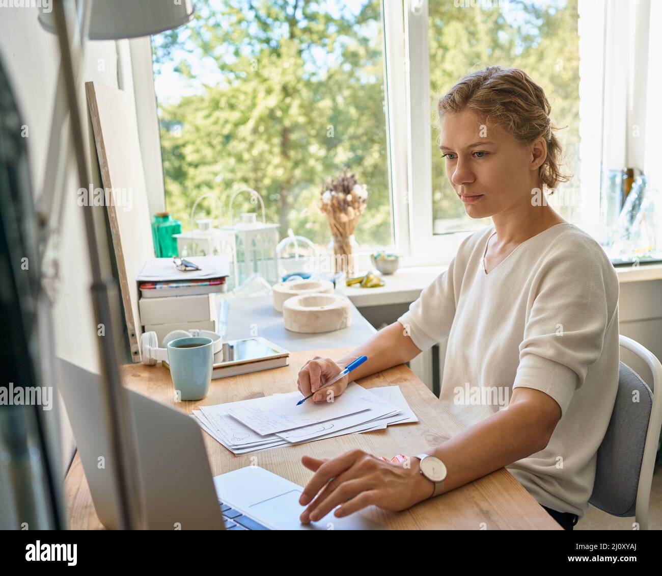 Woman thinking writing hi-res stock photography and images - Alamy