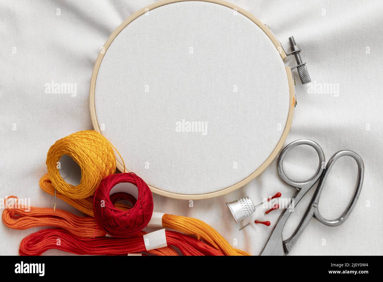 Threads and scissors hi-res stock photography and images - Alamy