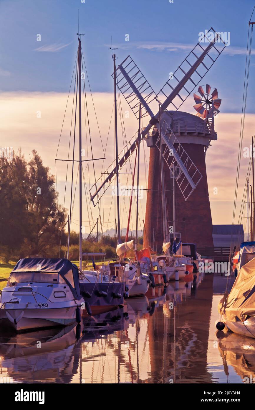 Horsey wind pump with moored leisure boats Stock Photo - Alamy